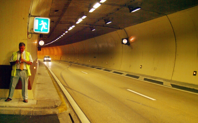 Centre de contrôle du tunnel et matériel de secours.